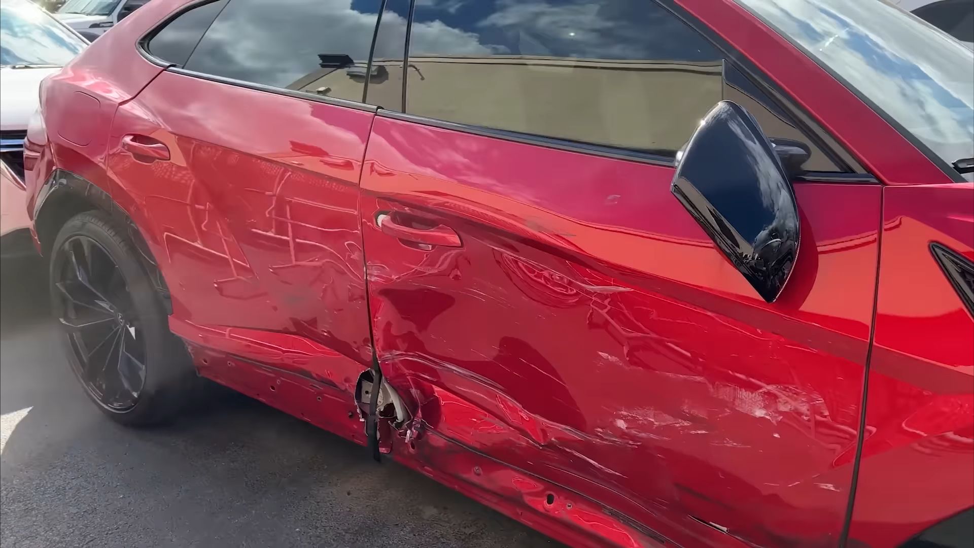 Lamborghini Urus alugado é atingido após duas horas e custa mais de R ...